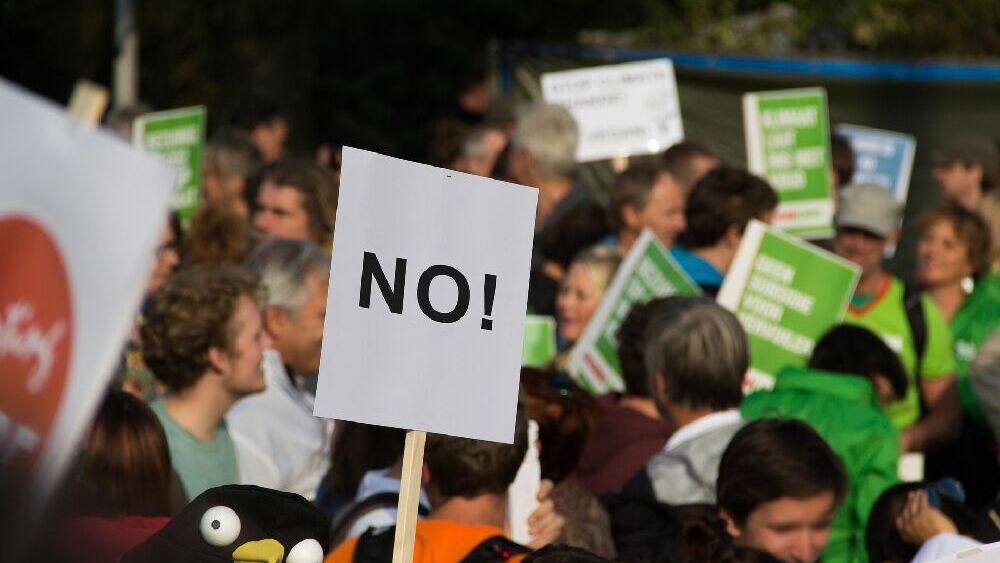 ROUNDUP 3/Steine fliegen, Scheiben bersten: Protest gegen G7 in Genf ...