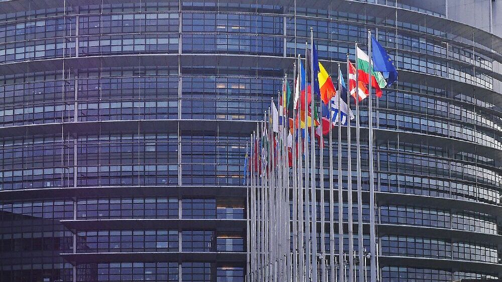 EU-Kommission präsentiert Lockerungen beim Verbrenner-Aus - 16.12.25 ...